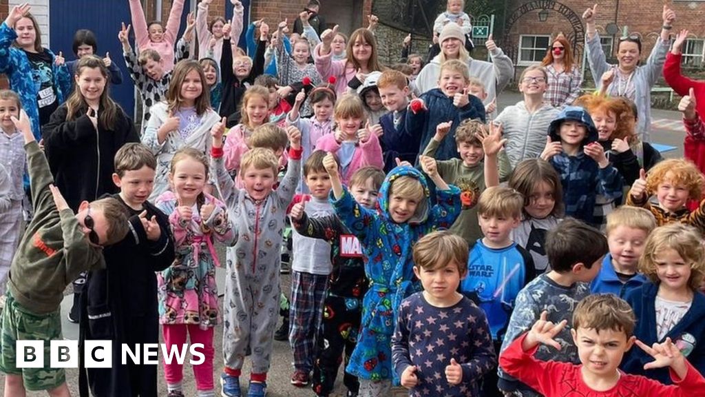 Comic Relief: Children attempt musical bumps record - BBC News