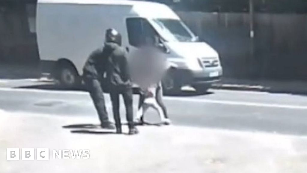 London 'boy-snatch robbery' moped gang jailed - BBC News