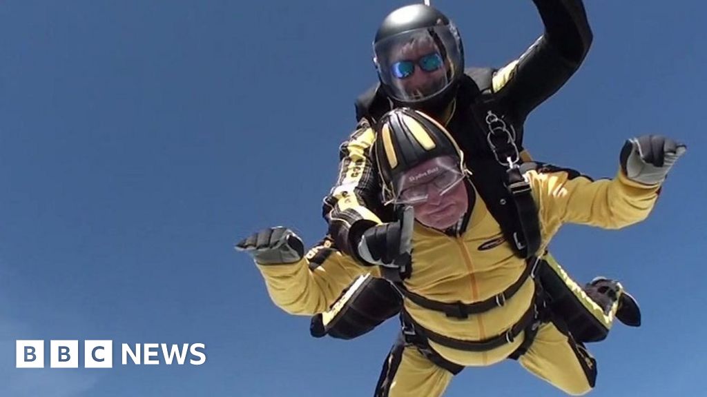 101-year-old breaks skydiving world record - BBC News