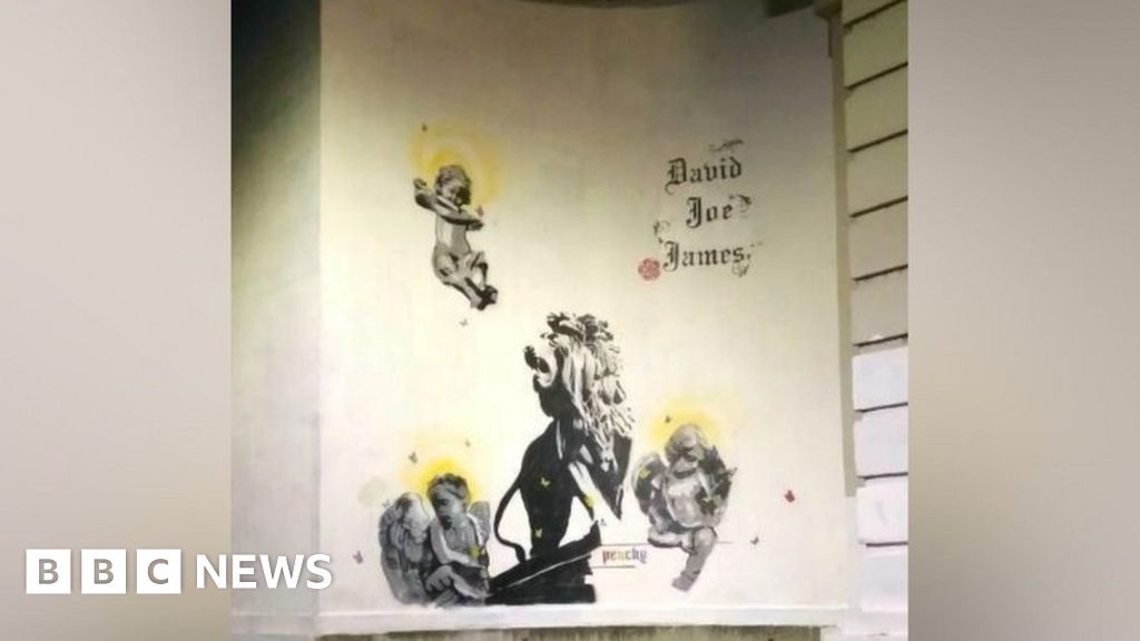 Reading stabbings: Mural to terror attack victims reappears - BBC News