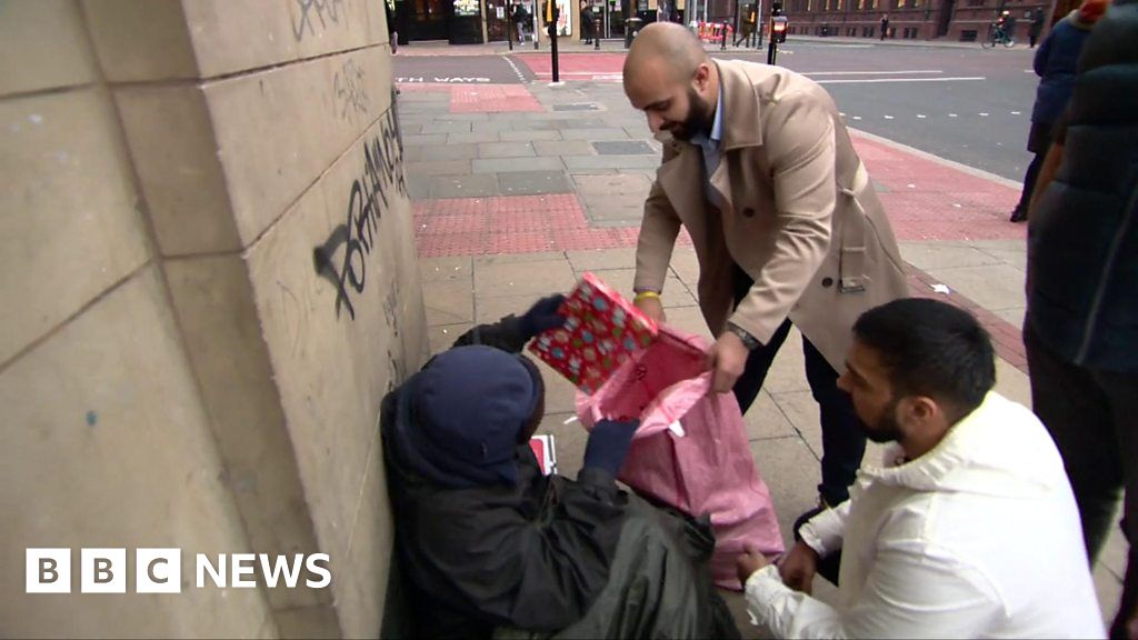 Muslim friends spread Christmas cheer to Manchester homeless - BBC News