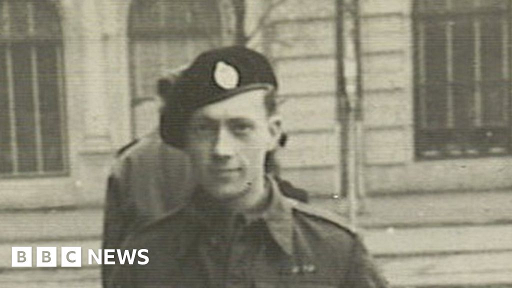 WW2 veteran from Lowestoft given France's top honour - BBC News
