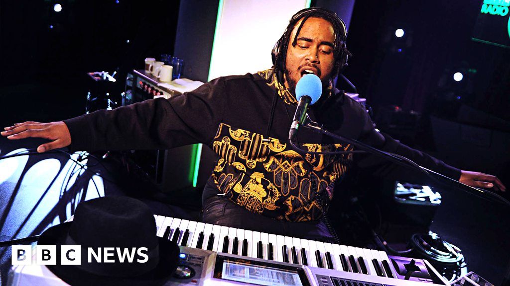 Kent Jones plays Don't Mind for Radio 1 - BBC News