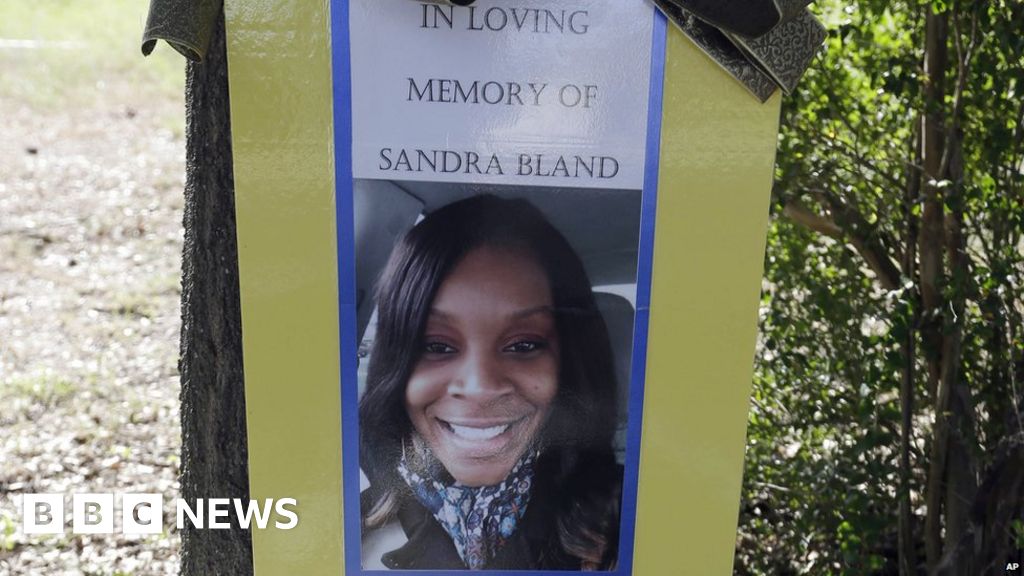 Sandra Bland death: Injuries 'matched a suicide' - BBC News