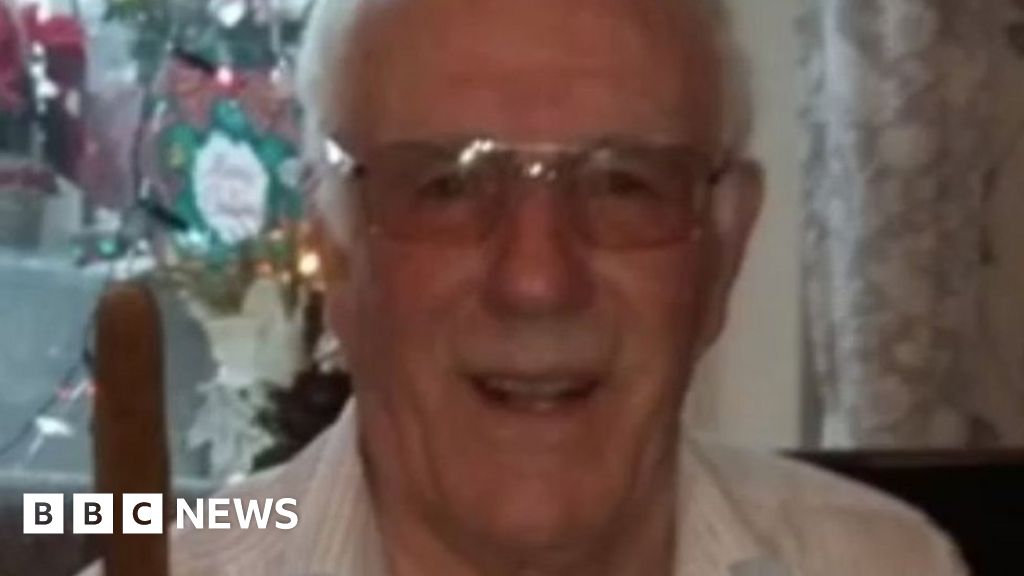 Coronavirus: Kind medics 'treated my dying father like family' - BBC News