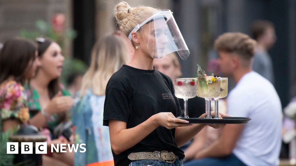 'Closing pubs at 10pm halves your takings' - BBC News