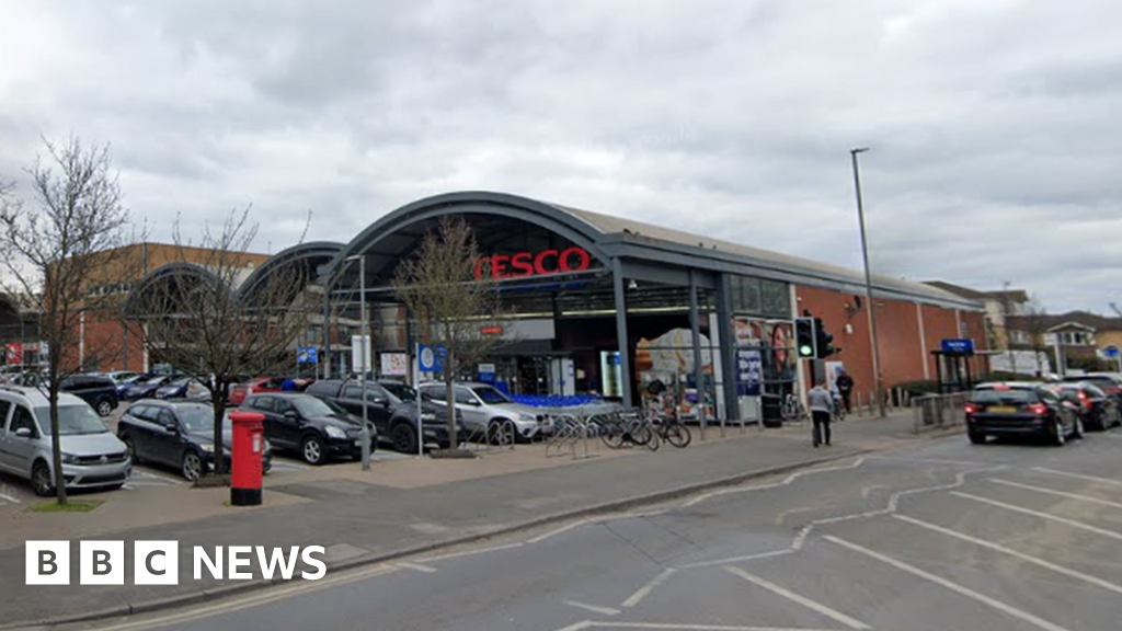 West Molesey Tesco agrees trial for early morning deliveries - BBC News