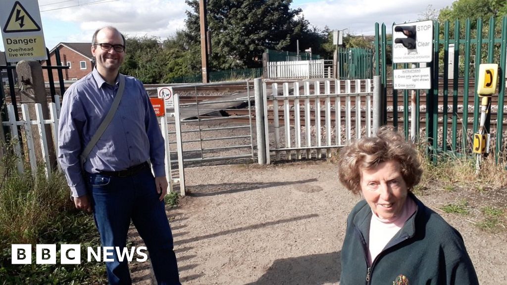 Access fears over Copmanthorpe level crossing replacement - BBC News