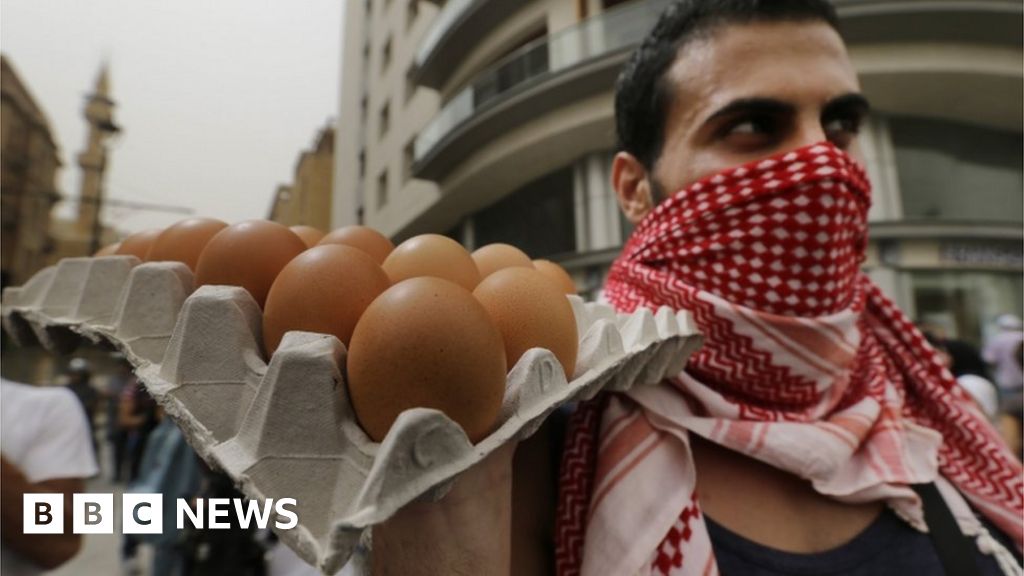 Lebanon rubbish crisis: Cabinet agrees to resume waste disposal - BBC News