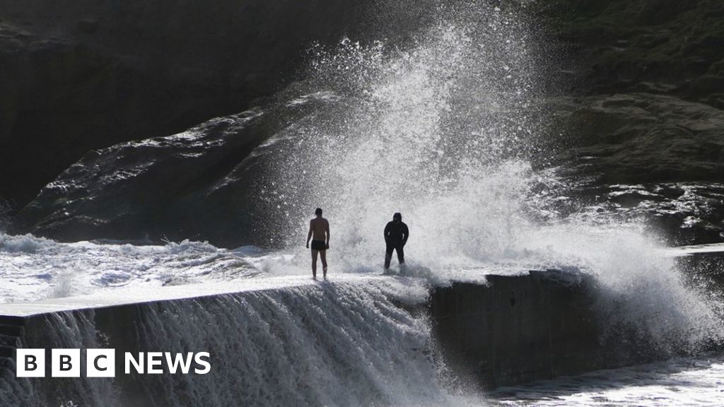Cullercoats: Warning after people spotted in breaking waves - BBC News