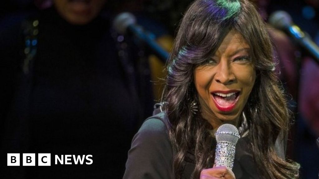Singer Natalie Cole dies aged 65 - BBC News