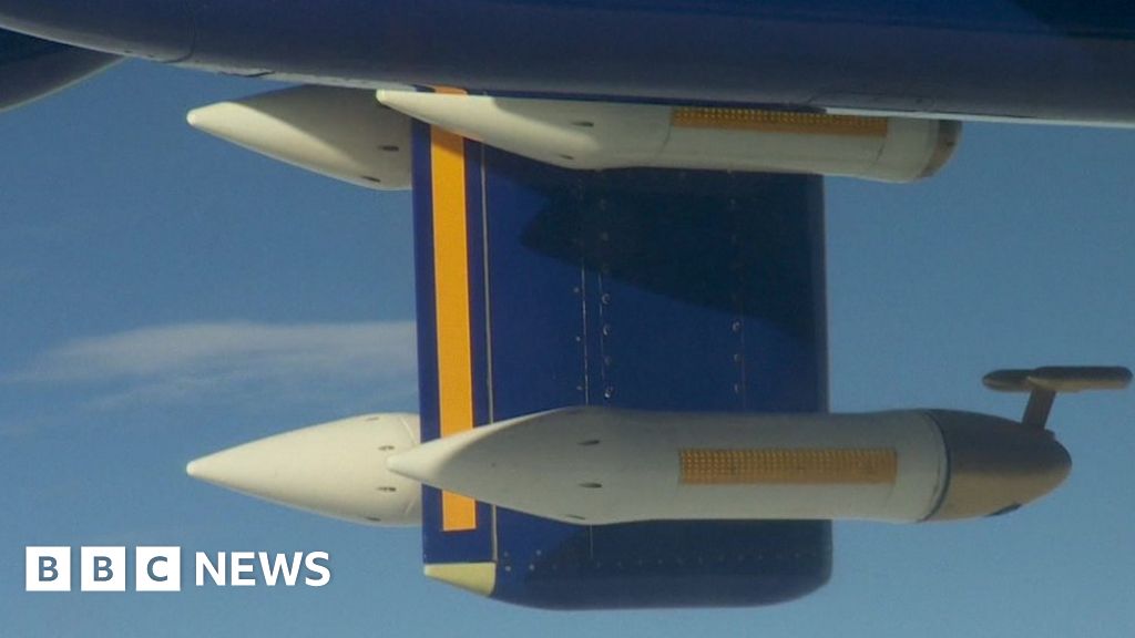 On board plane flying through the jet stream - BBC News