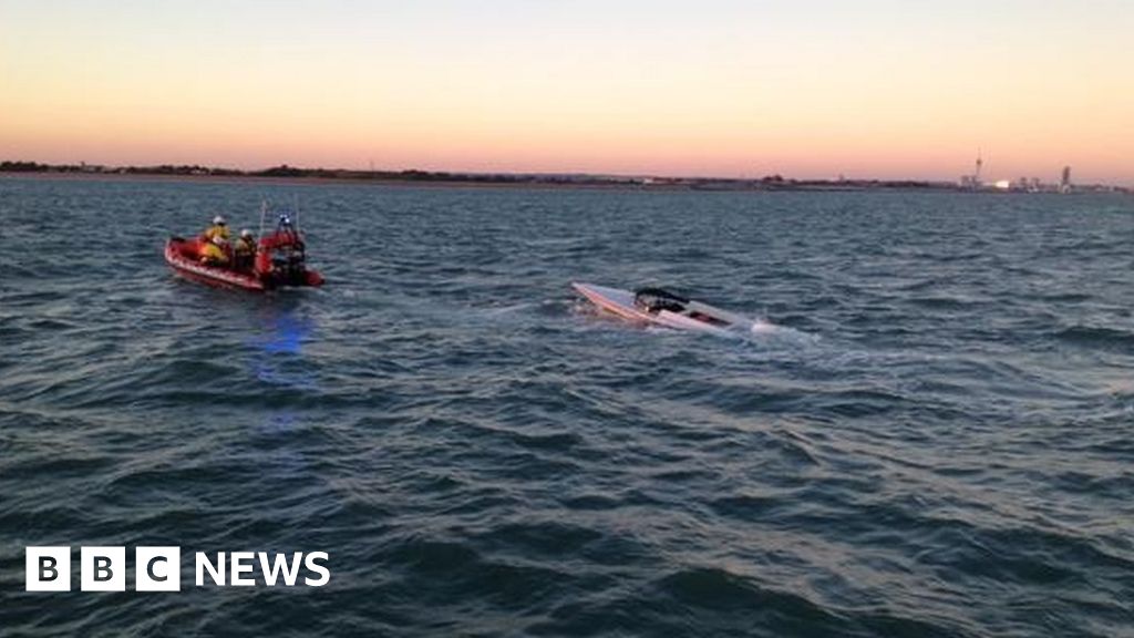 Solent rescue for three people after speedboat sinks - BBC News