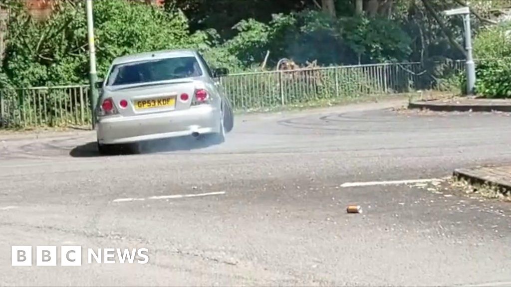 Swindon: Driver caught on camera doing doughnuts on roundabout - BBC News