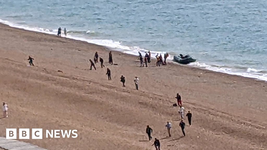 Channel crossings: Nearly 1,000 reach Kent in 20 boats