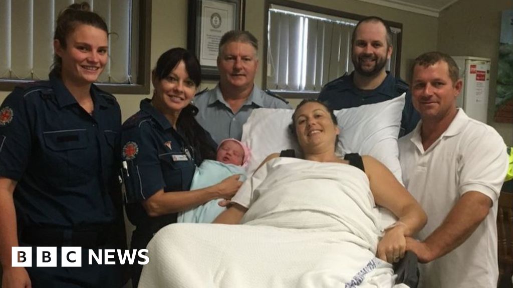 Cyclone Debbie: Baby born amid storm 'safe and dry' - BBC News