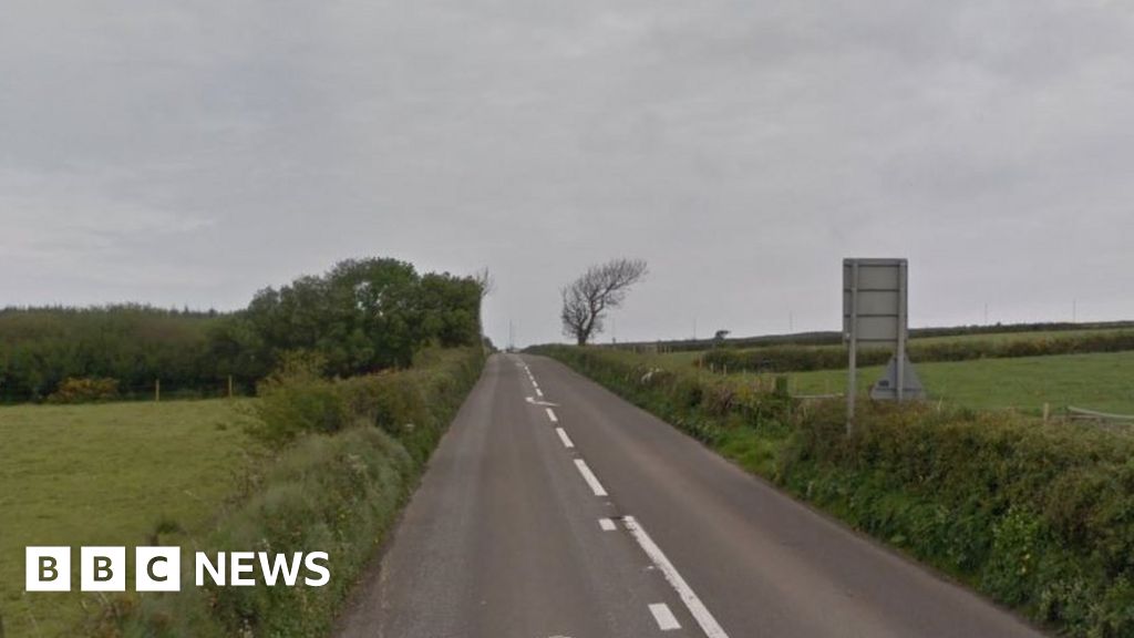 Teenager suffers serious injuries in A361 crash near Braunton - BBC News