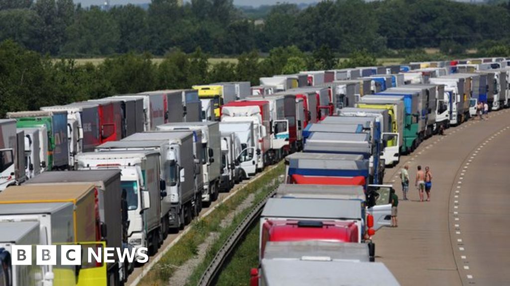 Calais migrant crisis: Advice for travellers - BBC News