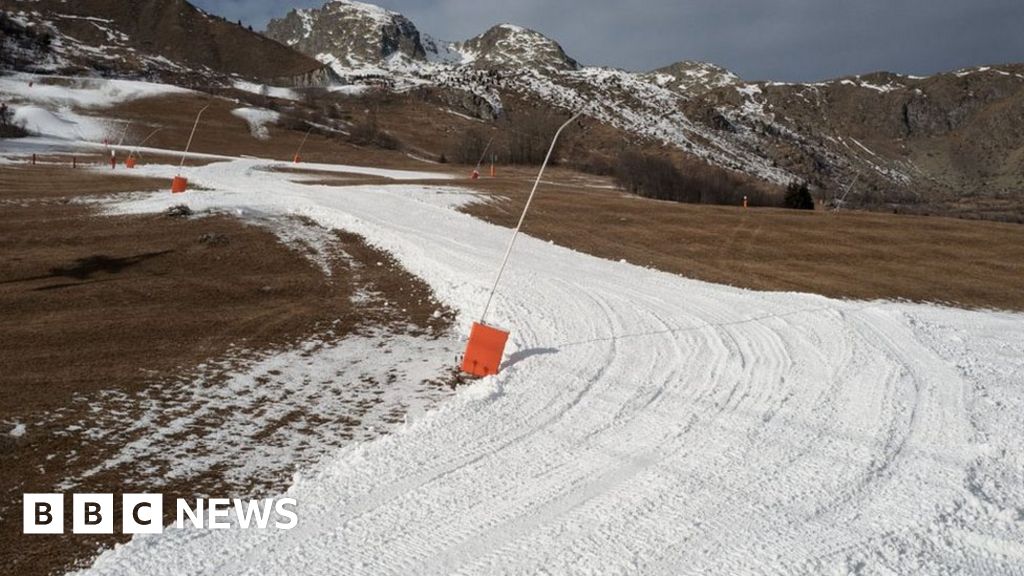 In pictures: Keeping the ski slopes open - BBC News