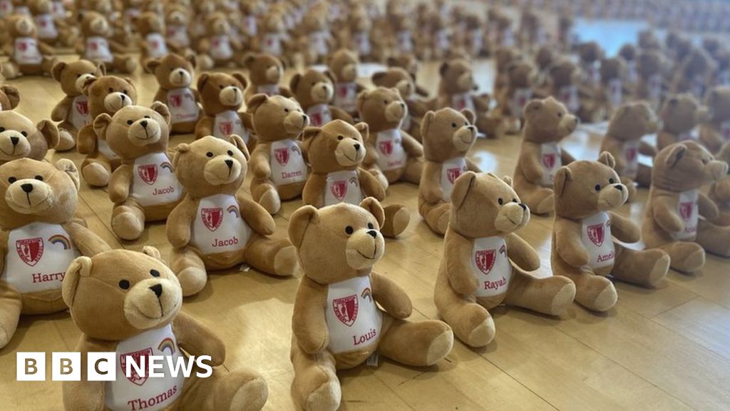 Thrapston teddy bears star in back-to-school assembly - BBC News
