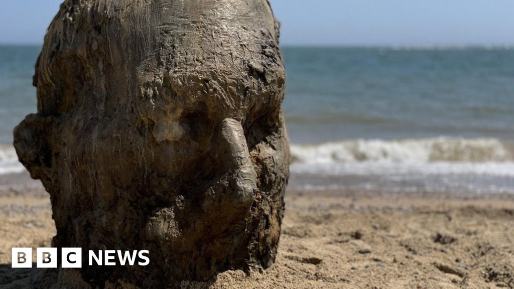 Lowestoft First Light Festival giant head installed - BBC News