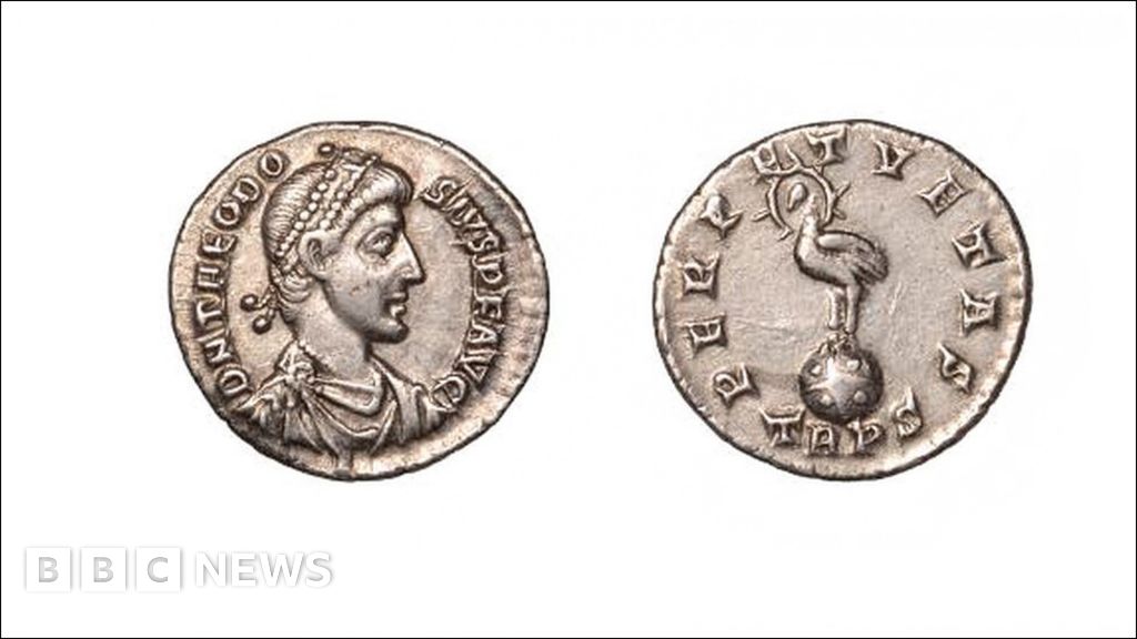 Colkirk: Roman coin hoard sells for £15,000 at auction - BBC News