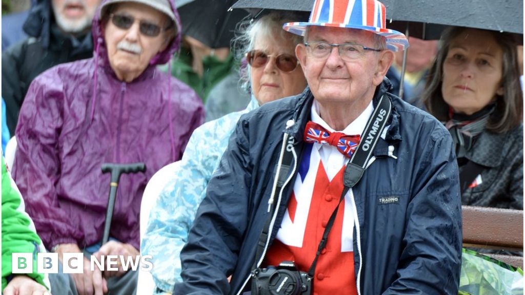 Jersey Liberation Day: Power cut and rain hit celebrations - BBC News