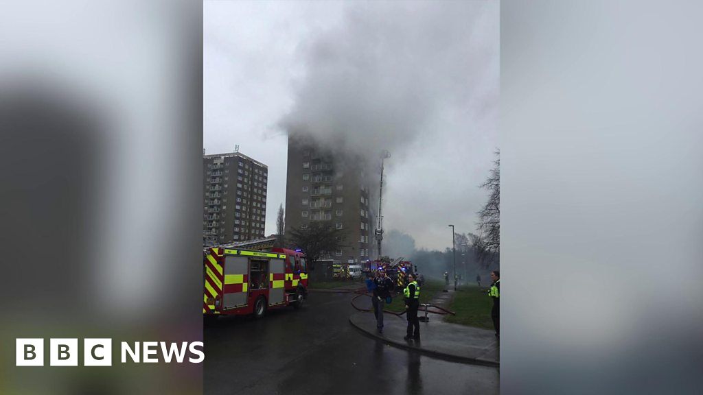 Crews tackle fire at high-rise flats in Leeds - BBC News