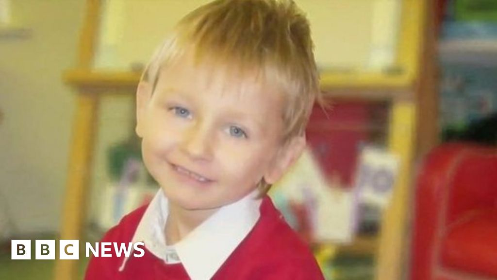 Daniel Pelka: Gathering in Coventry to remember murdered boy - BBC News