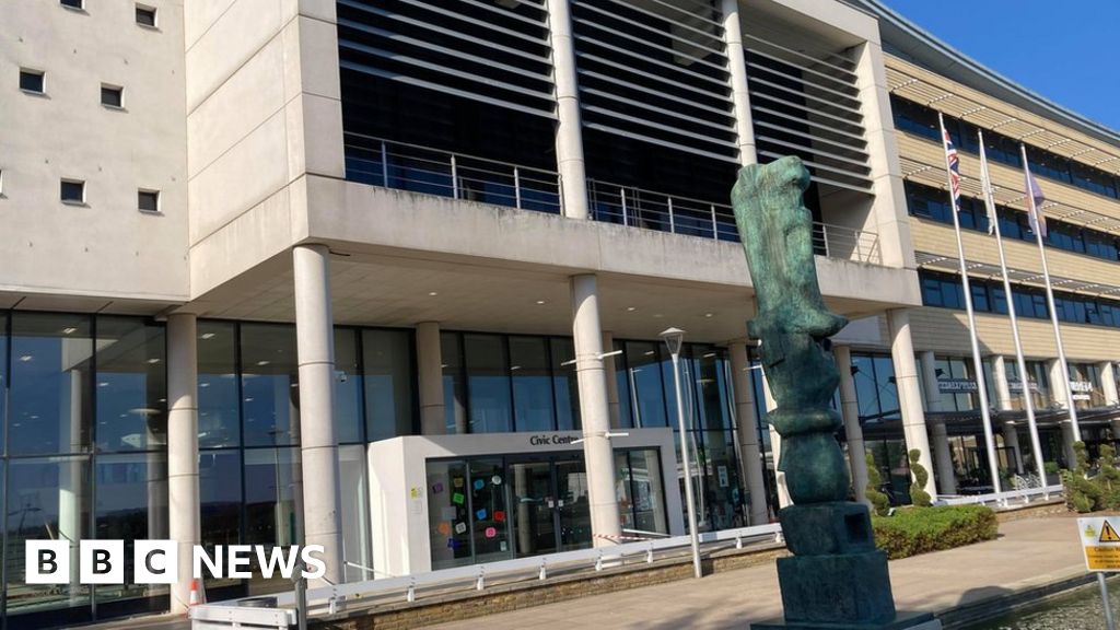 Harlow Council proposes one-off £50 cut in bills - BBC News