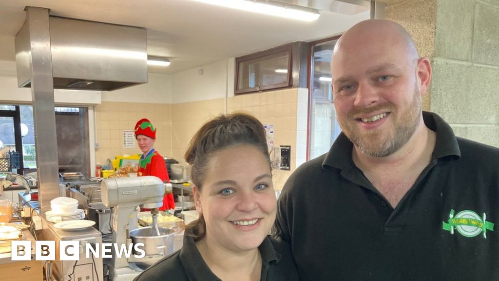 Mansfield: Family business sends Christmas meals to vulnerable - BBC News
