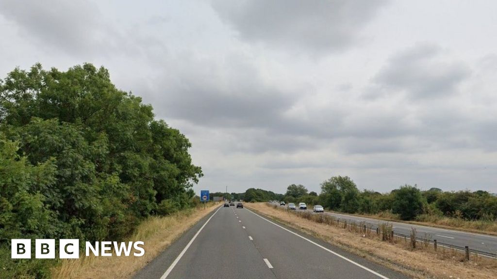 Man dies in A303 crash involving broken-down vehicle - BBC News