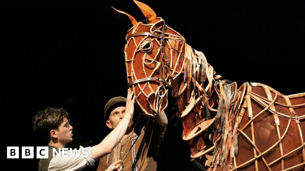 Fight to save WW1 Kent stables taken to War Horse audiences - BBC News