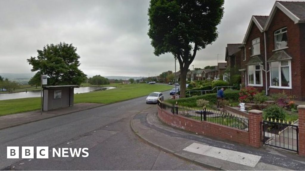 Rochdale crash: Woman, 18, dies after car hits wall - BBC News