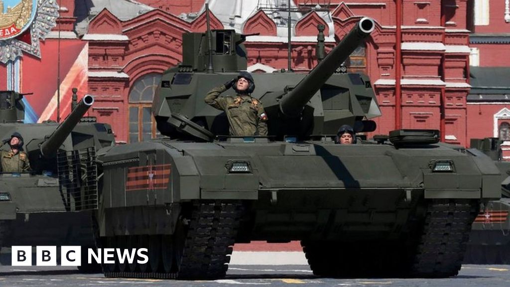 Russian WW2 Victory Day parade showcases new weapons - BBC News