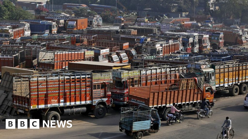 India to ban old trucks and buses to curb pollution - BBC News