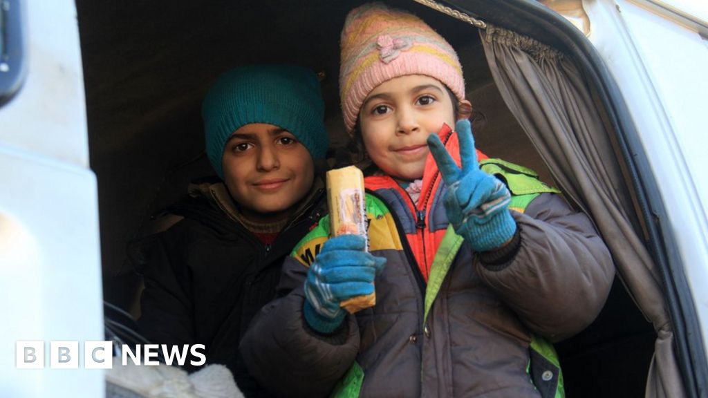 In pictures: Aleppo's evacuated children - BBC News