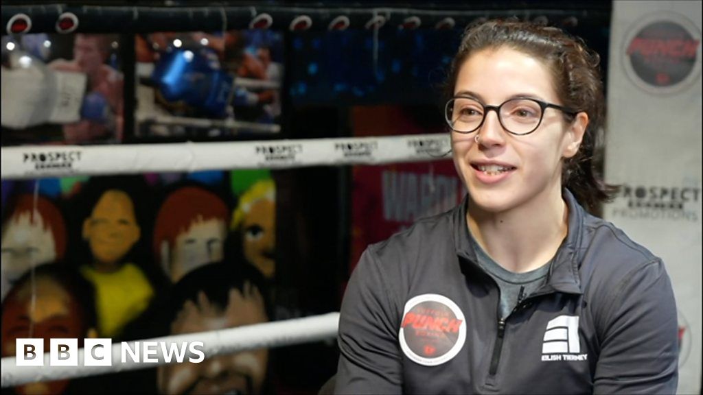 Ipswich boxer's 'mad journey' to first professional fight - BBC News