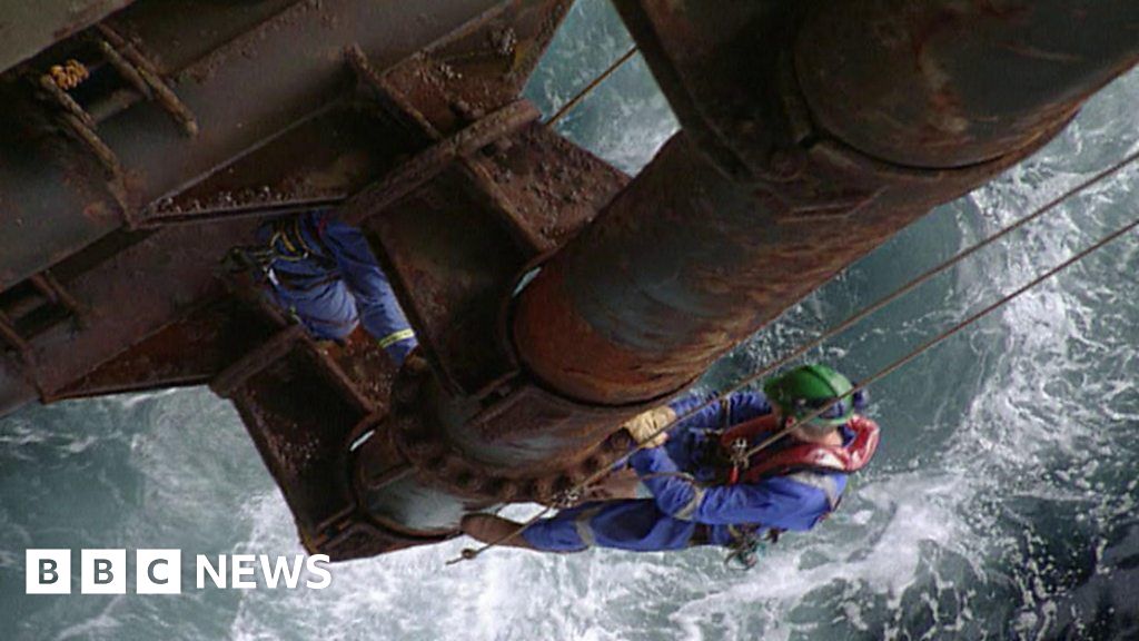 Oil workers 48-hour strike set to go ahead after talks fail - BBC News