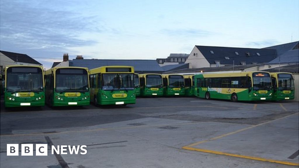 Guernsey buses 'could be replaced by 2020' - BBC News