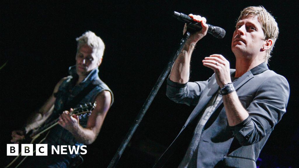 Bees delay Matchbox Twenty concert in Tucson - BBC News