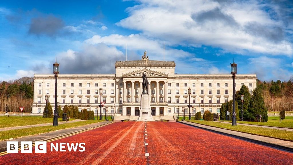 Stormont: The five years which began and ended in deadlock - BBC News