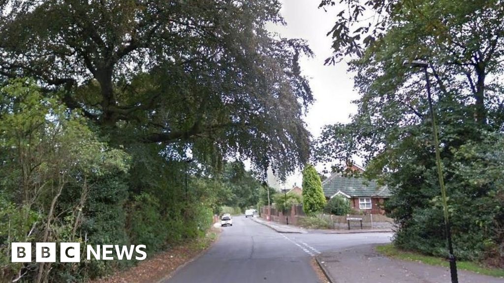 Man injured in Nottingham 'unprovoked' axe attack - BBC News