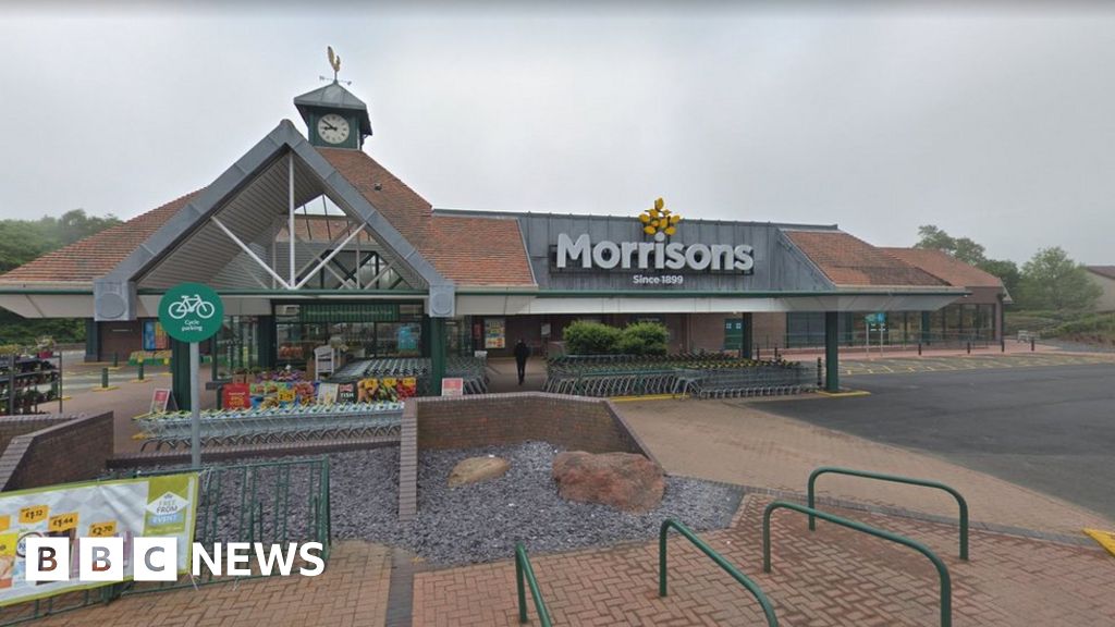 Detectives hunt gang after supermarket robbery
