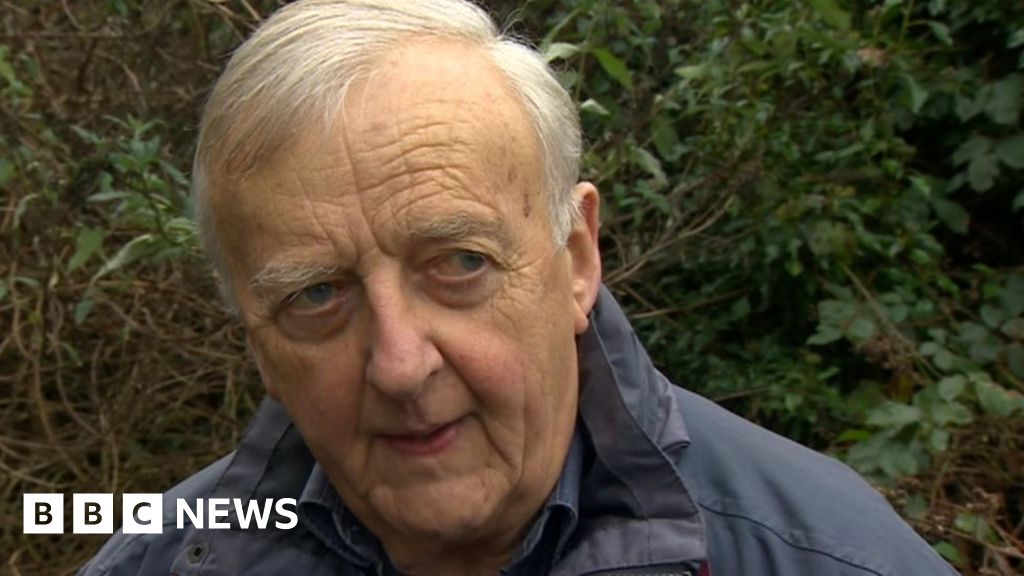 Birmingham man, 84, robbed of car keys at knifepoint - BBC News