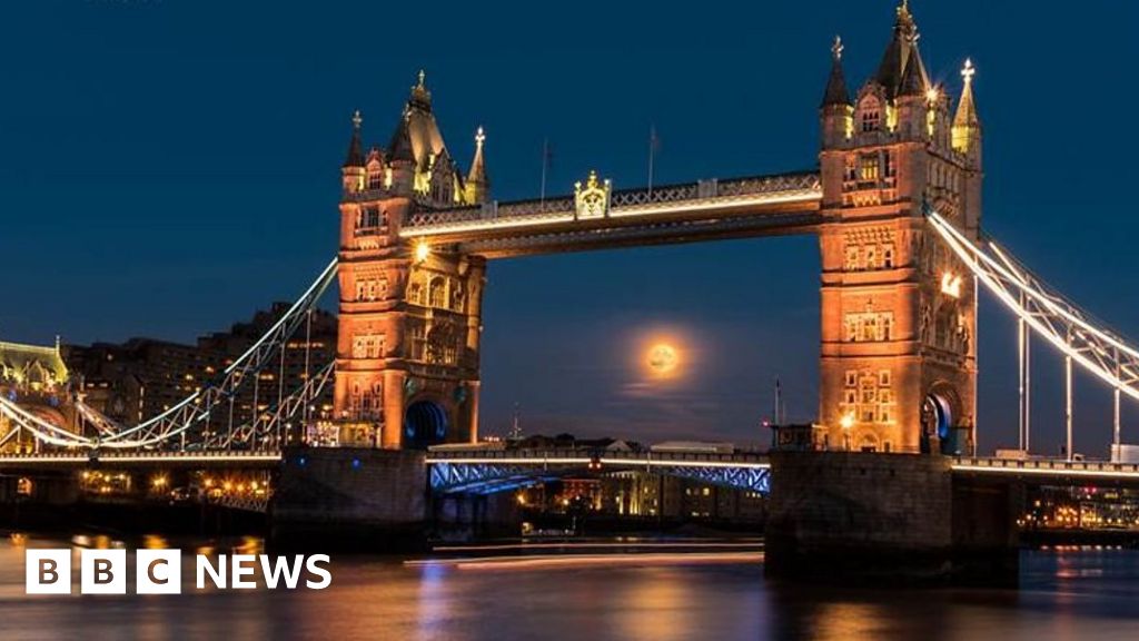 Photographs of the 'Supermoon' around England - BBC News
