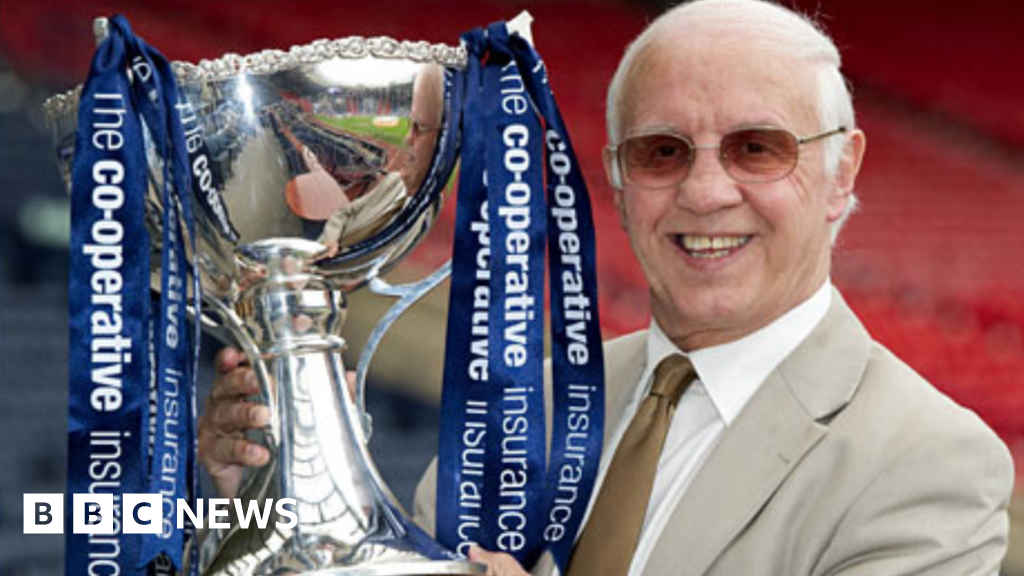 Scottish football legend Willie Henderson's Sahara trek - BBC News