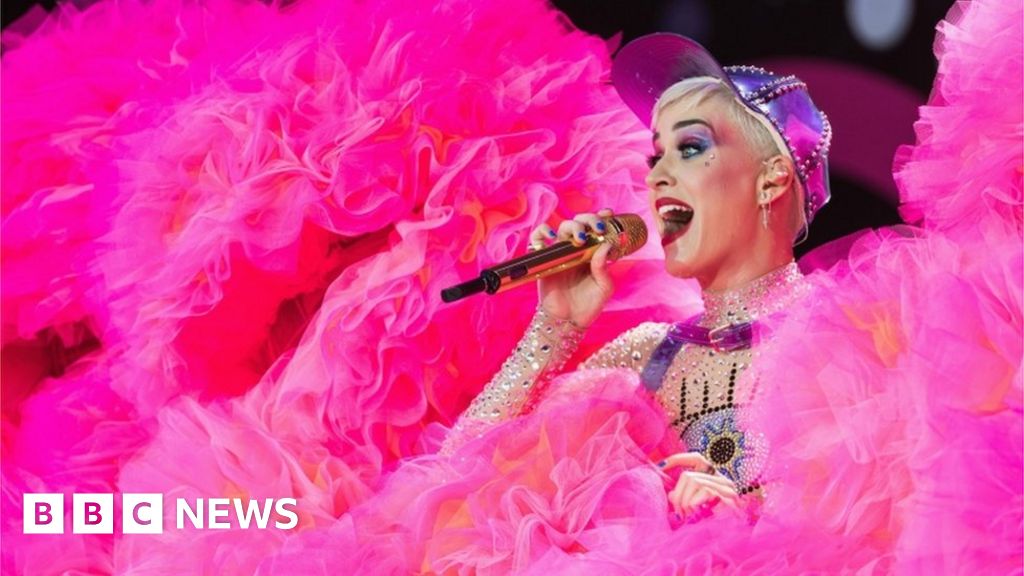 Scheme for more Leeds-based female festival acts - BBC News