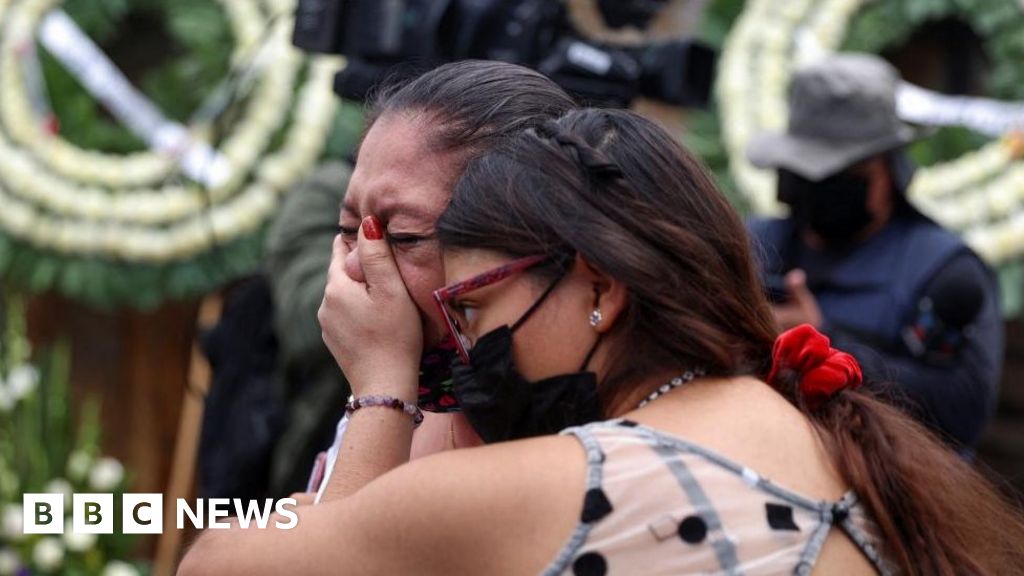 Tremor shakes Mexico City on quake anniversary - BBC News