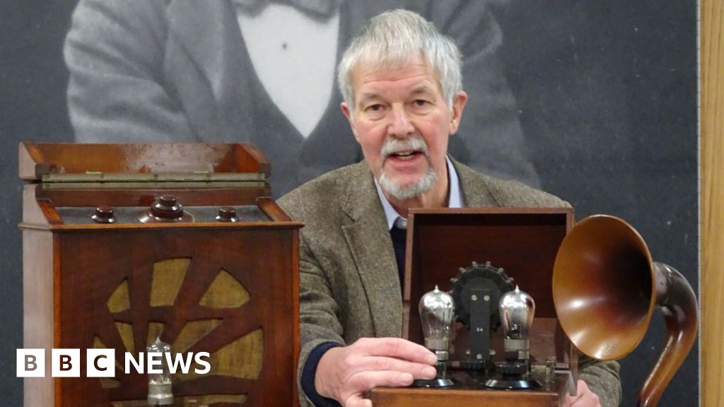 Pye radio exhibition in Cambridge celebrates BBC centenary - BBC News
